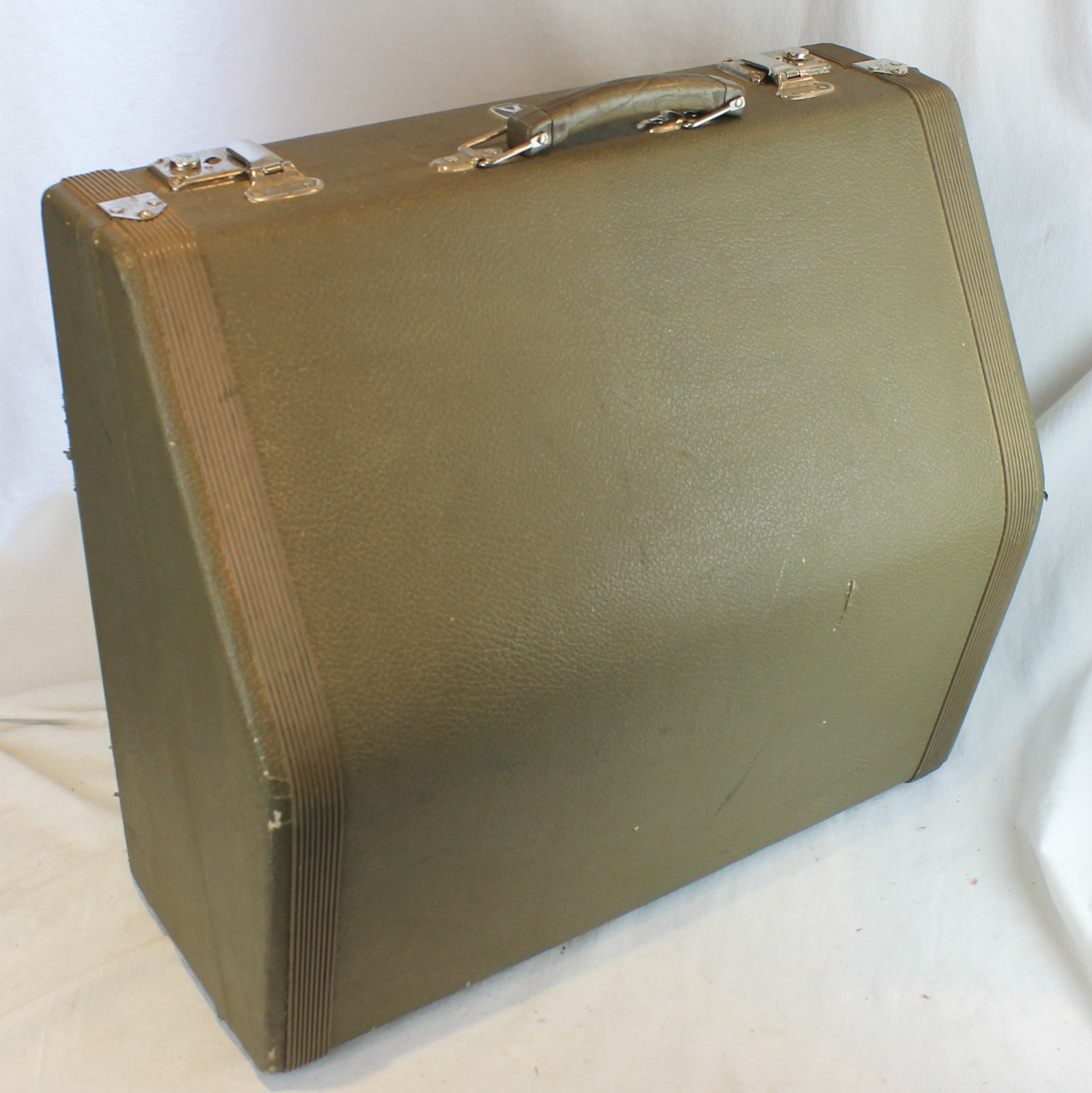 Large Hard Cases (Full Size 120 Bass Accordions > 20 inch)